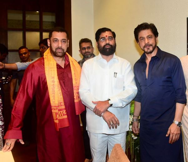 CM एकनाथ शिंदे के घर बप्पा के दर्शन करने पहुंचे सलमान खान-शाह रुख खान ... CM एकनाथ शिंदे के घर बप्पा के दर्शन करने पहुंचे सलमान खान-शाह रुख खान ...